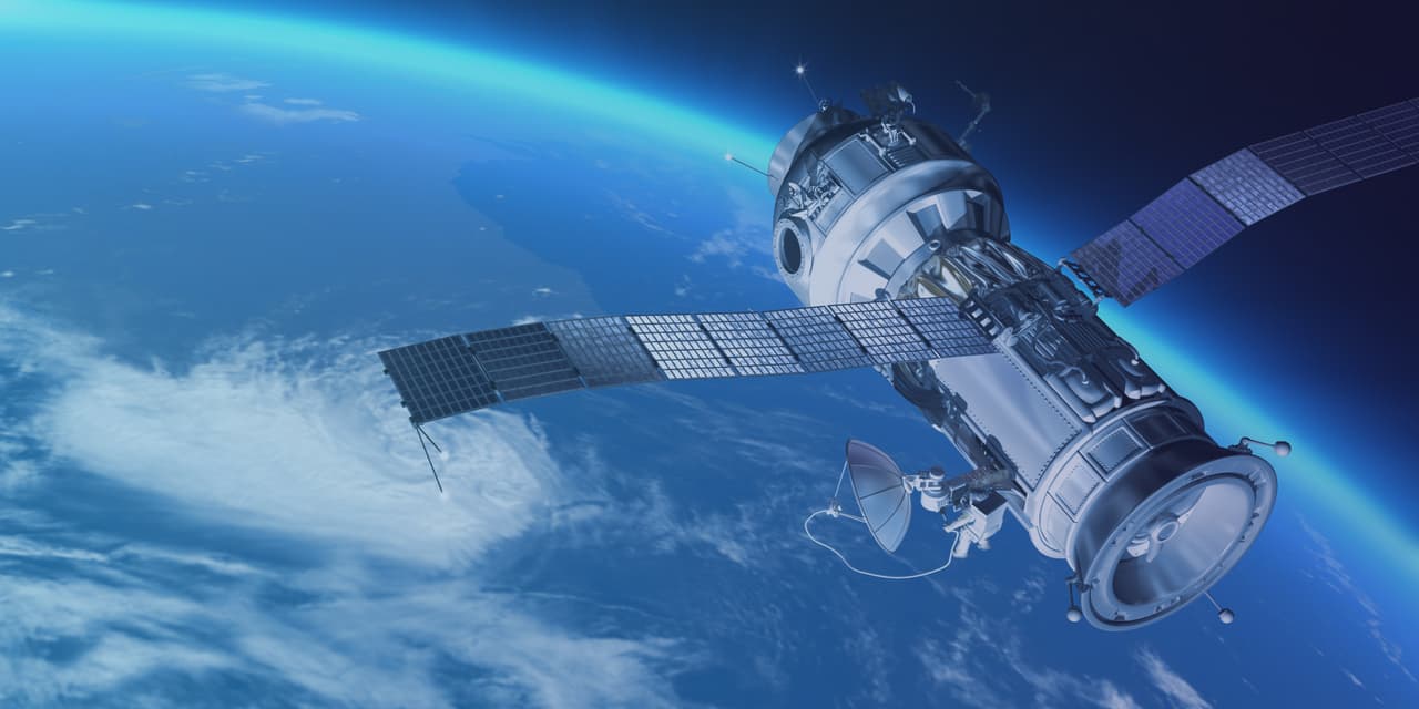 Hyperspectral imaging satellites: compact video from space | imec